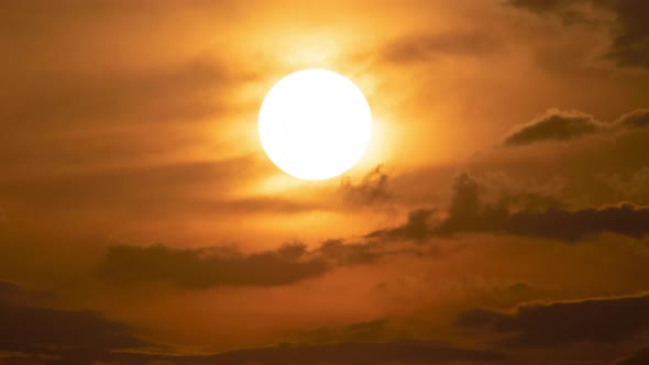 Telephoto lens Close up the sun in sunset Dramatic sky time-lapse 4k ...