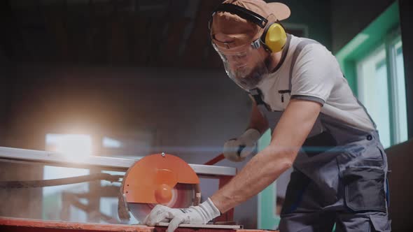 Ceramic Worker Using Electric Tile Cutter in Construction Studio, Stock ...