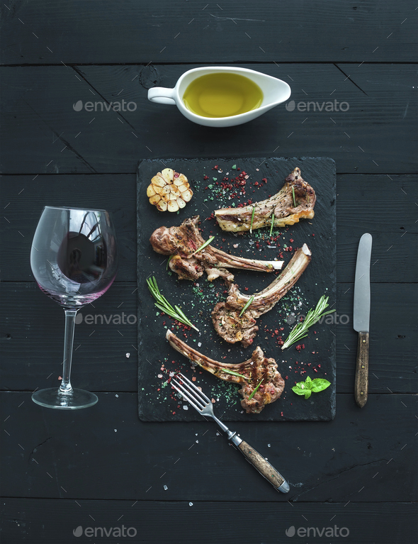 Grilled lamb chops. Rack of Lamb with garlic, rosemary, spices on slate ...