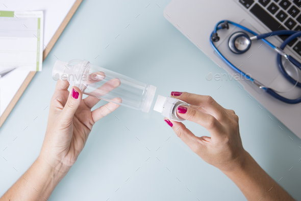 Hands insert an aerosol inhaler into a space chamber Stock Photo by ...
