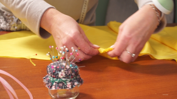 Dressmaker Uses Perfectly Needle and Thread To Sew Traditional Concept ...