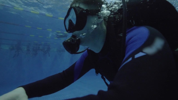 Man Diver in Scuba Mask and Diving Equipment Training in Deep Pool ...