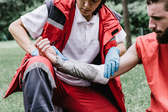 First aid paramedic in training, treating third degree burns Stock ...