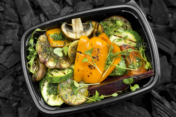 Freshly grilled healthy vegetables in to go black box on charcoal Stock ...