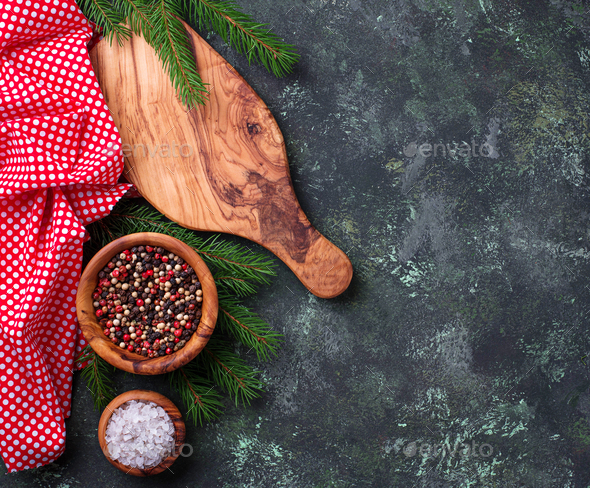Christmas cooking background with cutting board and spices Stock Photo ...