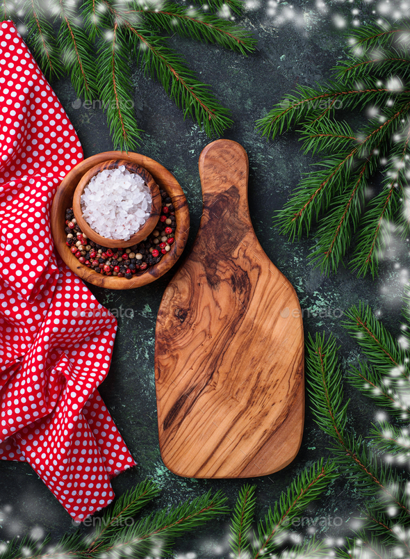Christmas cooking background with cutting board and spices Stock Photo ...