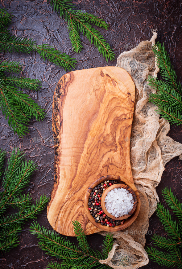 Christmas cooking background with cutting board and spices Stock Photo ...