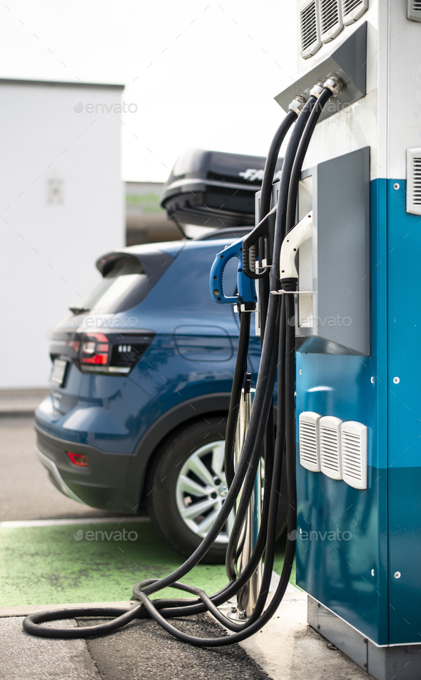 Electric car on gas station. Blue car and electric plug for char Stock ...