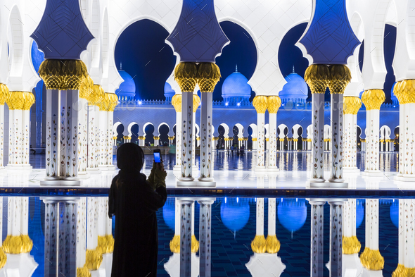 Blue and white Sheikh Zayed Mosque at dusk, Abu Dhabi, United Arab ...