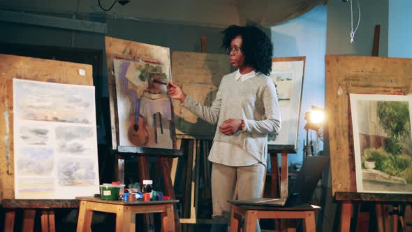 Africanamerican Woman is Holding a Remote Art Lesson, Stock Footage