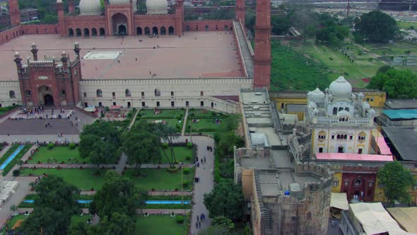 Lahore, Pakistan, Drone flight from the world famous Badshahi Mosque to ...