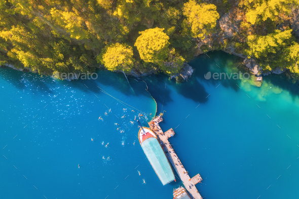 Aerial view of boats, wooden jetty in blue see and green trees Stock ...