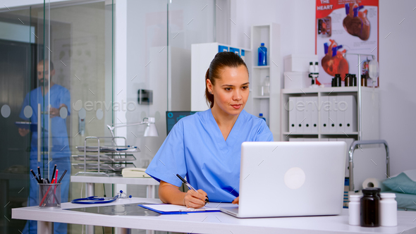 Professional nurse writing on clipboard patient health report Stock ...