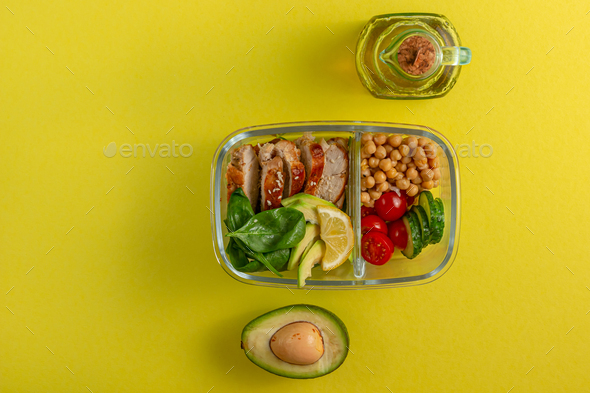 Lunch box with chicken, avocado, cucumber, tomato and spinach Stock ...
