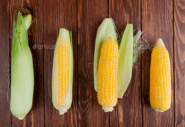 horizontal view of corn cobs with shell on wooden background Stock ...