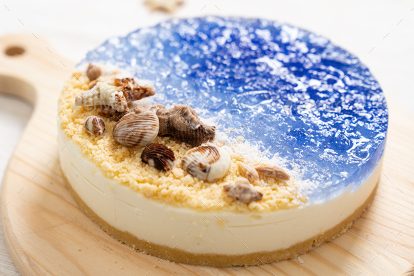 No baked ocean blue cheese cake with chocolate seashells decoration ...