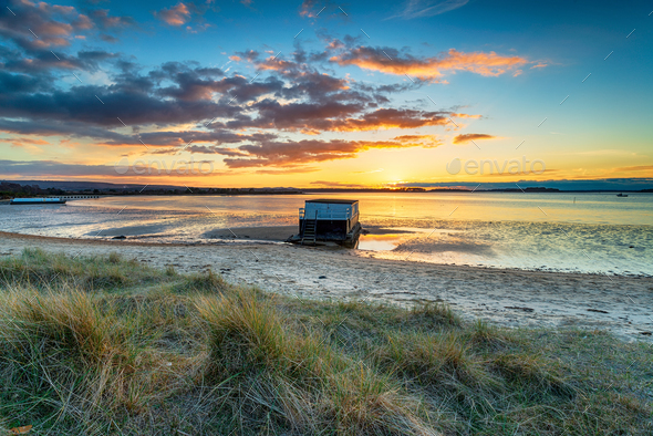 Dramatic sunset over houseboats moored in Bramble Bush Bay Stock Photo ...
