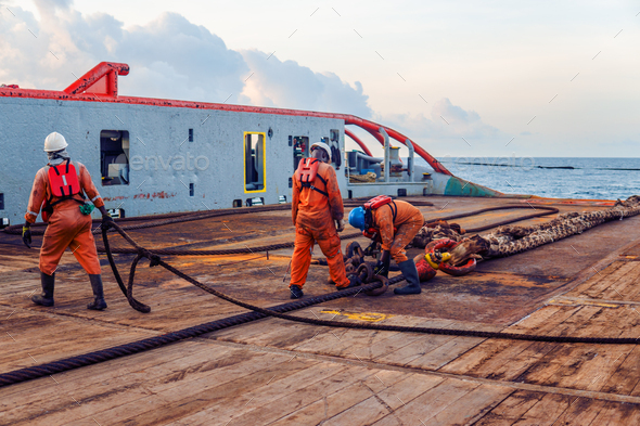 Vessel crew preparing vessel for static tow tanker lifting Stock Photo ...