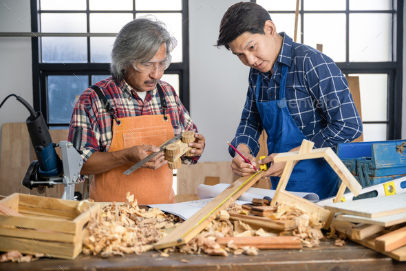 carpenters team work together creatively, creative carpenter trainer ...