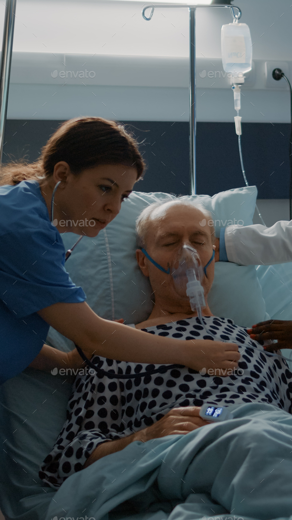 Patient with breathing problems fainting in hospital ward Stock Photo ...