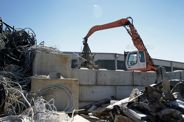 Grapple handler sorting and moving aluminium in scrap yard Stock Photo ...