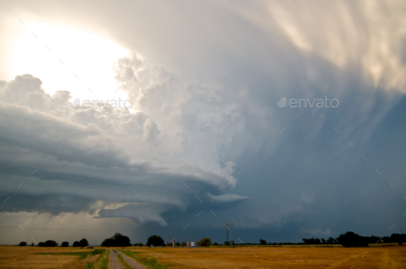 Amazing structure evolves in a rotating supercell as two storms collide ...