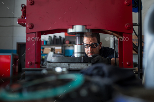 mechaning using a hydraulic press Stock Photo by ADDICTIVE_STOCK ...