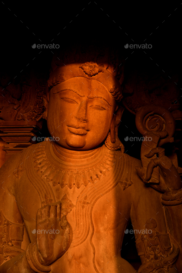 Vishnu Idol inside Chaturbhuj temple in Khajuraho, India, UNESCO world ...