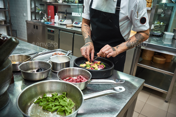 Pasta Carbonara. Cropped image of chef hands garnishing italian pasta ...