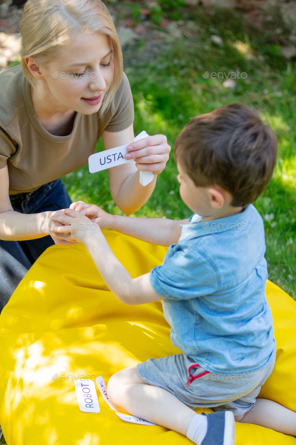 mom teaches to pronounce words using the Doman technique for an ...