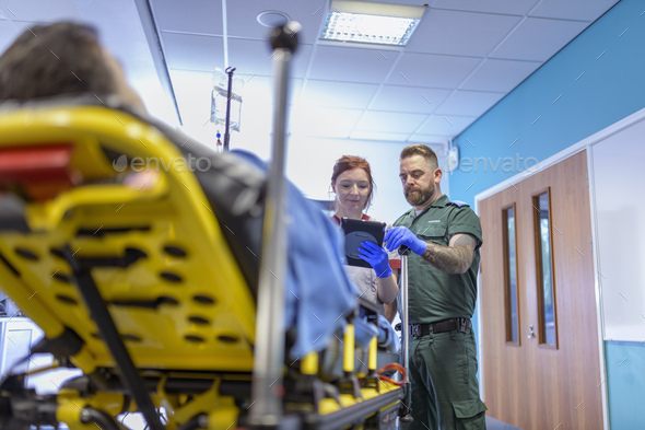 Emergency paramedics handing over patient to emergency nurse Stock ...