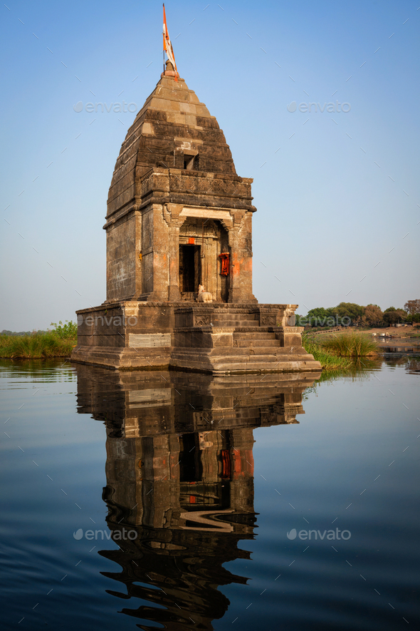 Small Hindu temple in the middle of the holy Narmada River, Maheshwar ...