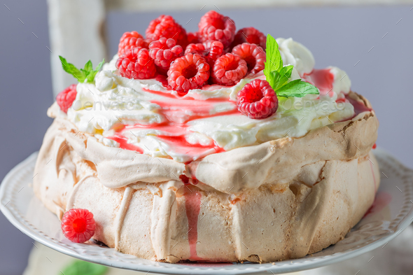 Homemade and rustic Pavlova cake made of mascarpone and berries Stock ...
