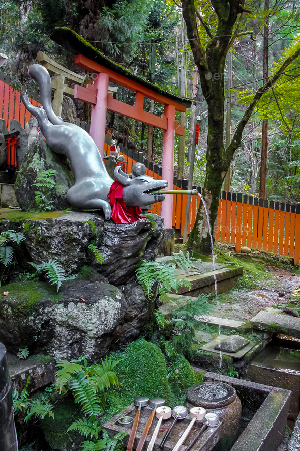 Fox Statue Water fountain in Fushimi Inari Shrine - Kyoto, Japan Stock ...