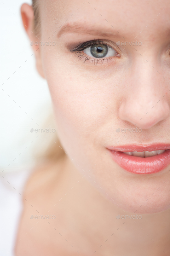 Extremely closeup portrait of o face of naturaly beautiful woman model ...
