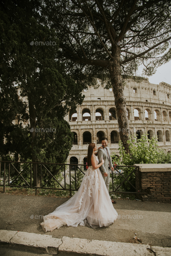 Bride and groom wedding posing in front of Colosseum, Rome, Italy Stock ...