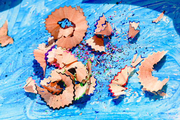 Sharpen the pencils and throw away the remains to prepare the material ...