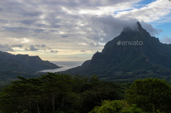 General view of the beautiful tropical island Moorea from Belvedere ...
