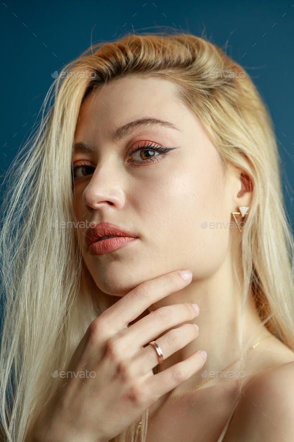Close up photo of young lady put her hand to her chin and looking at ...