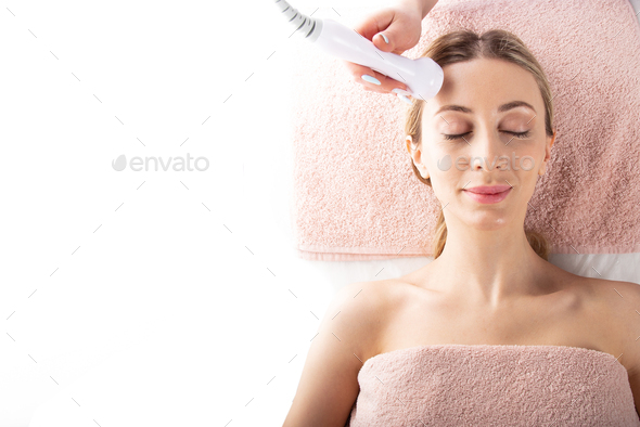 Beauty expert performing an anti aging progress with hydrafacial tool ...
