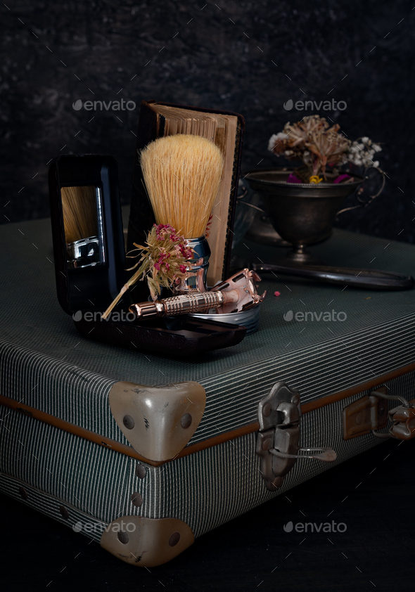 antique objects from the 50s, with shaving brush, razor and binoculars ...