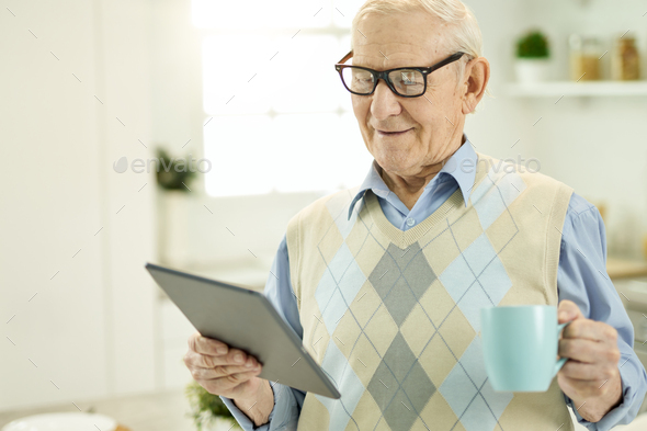 Advanced aging man using tablet to communicate with doctor Stock Photo ...