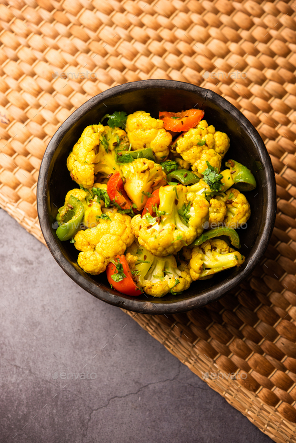 Indian phool Gobi Shimla Mirch Sabji Recipe or Capsicum Cauliflower ...