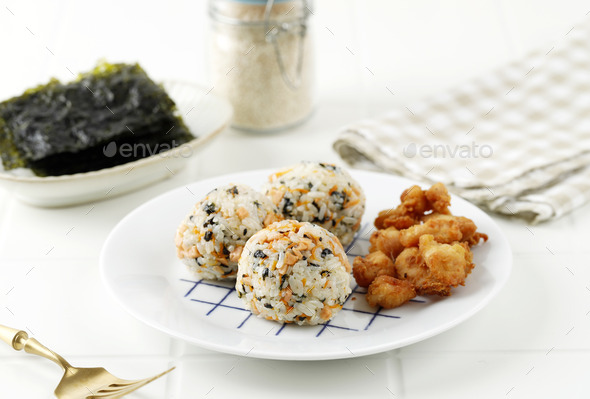Korean Seaweed Rice Ball Jumeokbap Stock Photo by ikadapurhangus ...