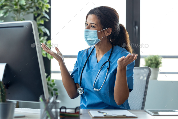 Female doctor explaining to her patient how to put on surgical mark ...