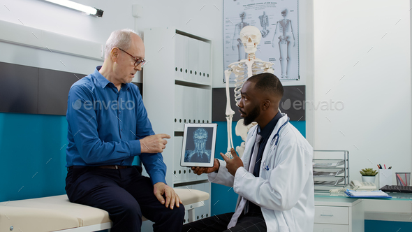 Medic physician explaining x ray scan results to patient Stock Photo by ...