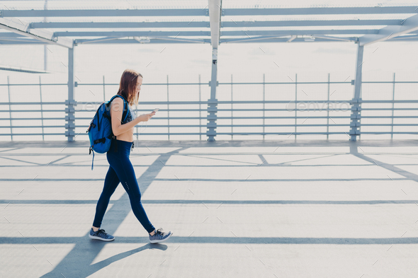 Horizontal shot of good looking sportswoman dressed in casual outfit ...