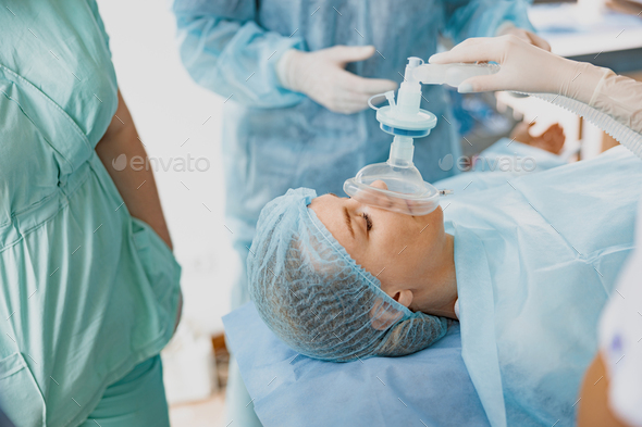 Close up hands of doctor anesthesiologist holding breathing mask on ...