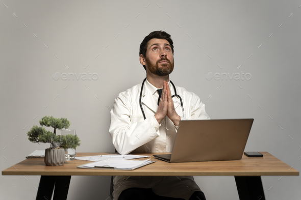 Family doc man wearing white lab coat and stethoscope sitting and ...