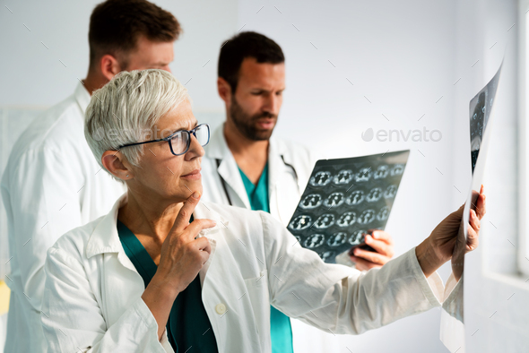Medical team doctors checking on X-ray results in hospital Stock Photo ...